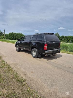 Black Toyota Hilux 2013 in Kaisiadorys, with an engine capacity of 0.00 L and mileage of 350 thousand km for 7700 €, photo 6 on AUTOMOTO.COM.LV