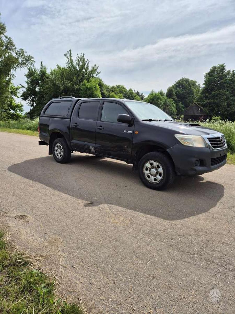 Black Toyota Hilux 2013 in Kaisiadorys, with an engine capacity of 0.00 L and mileage of 350 thousand km for 7700 €, photo 7 on AUTOMOTO.COM.LV