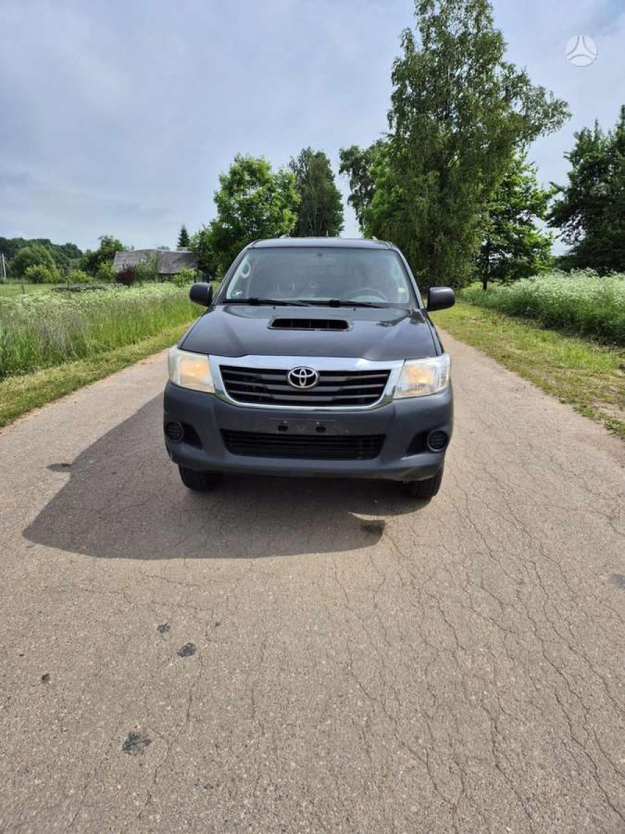 Black Toyota Hilux 2013 in Kaisiadorys, with an engine capacity of 0.00 L and mileage of 350 thousand km for 7700 €, photo 8 on AUTOMOTO.COM.LV