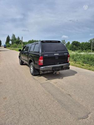 Black Toyota Hilux 2013 in Kaisiadorys, with an engine capacity of 0.00 L and mileage of 350 thousand km for 7700 €, photo 9 on AUTOMOTO.COM.LV