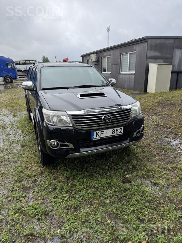 Black Toyota Hilux 2015 in Jelgava, with an engine capacity of 3.00 L and mileage of 133 thousand km for 16000 €, photo 1 on AUTOMOTO.COM.LV