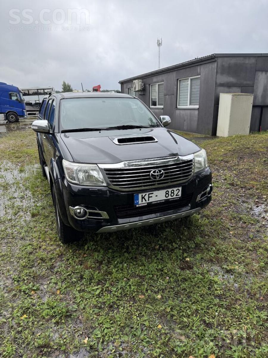 Black Toyota Hilux 2015 in Jelgava, with an engine capacity of 3.00 L and mileage of 133 thousand km for 16000 €, photo 1 on AUTOMOTO.COM.LV