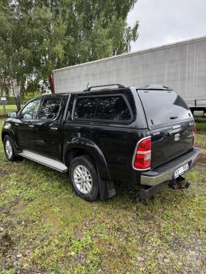 Black Toyota Hilux 2015 in Jelgava, with an engine capacity of 3.00 L and mileage of 133 thousand km for 16000 €, photo 3 on AUTOMOTO.COM.LV