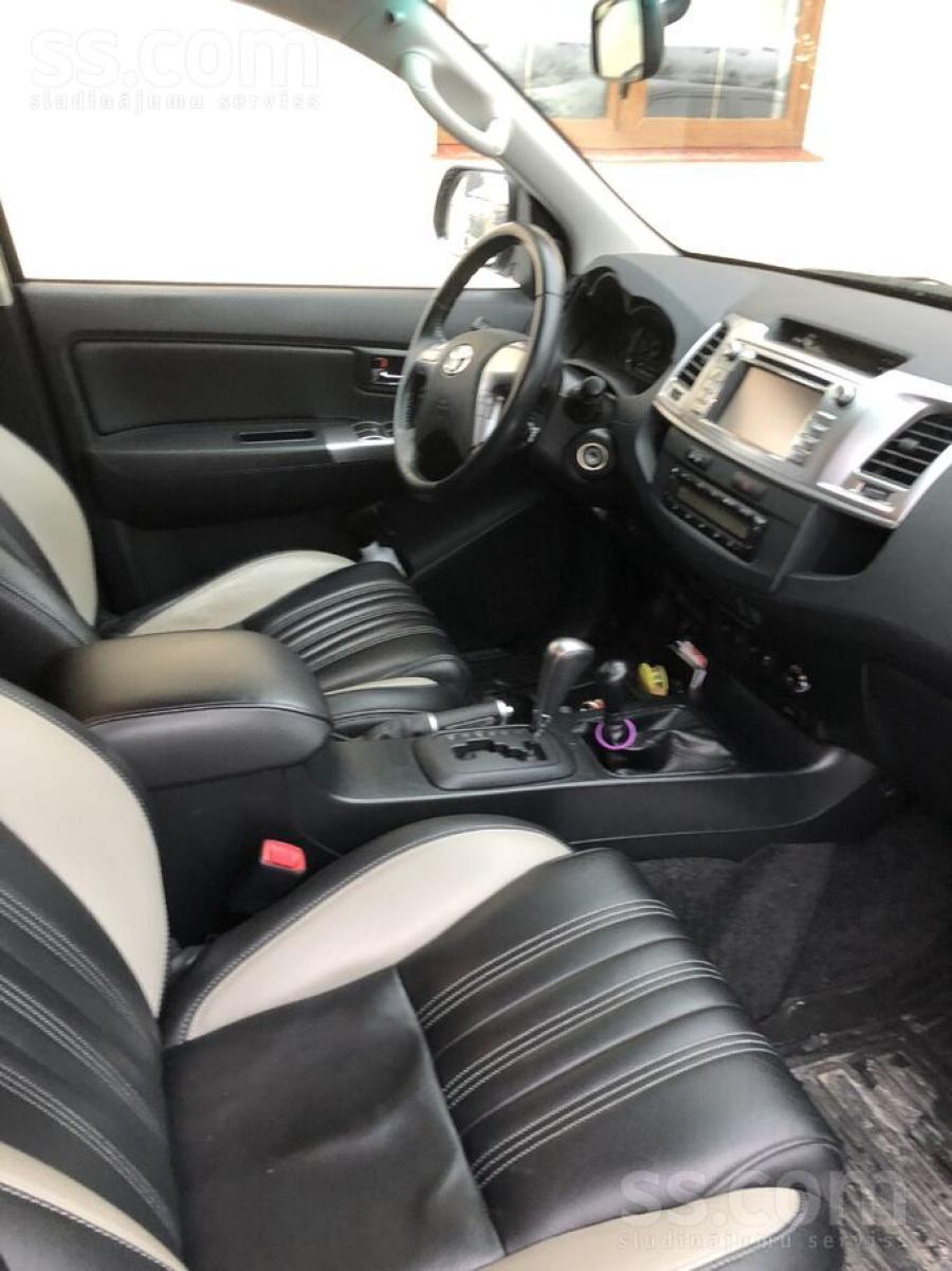 Black Toyota Hilux 2015 in Jelgava, with an engine capacity of 3.00 L and mileage of 133 thousand km for 16000 €, photo 5 on AUTOMOTO.COM.LV