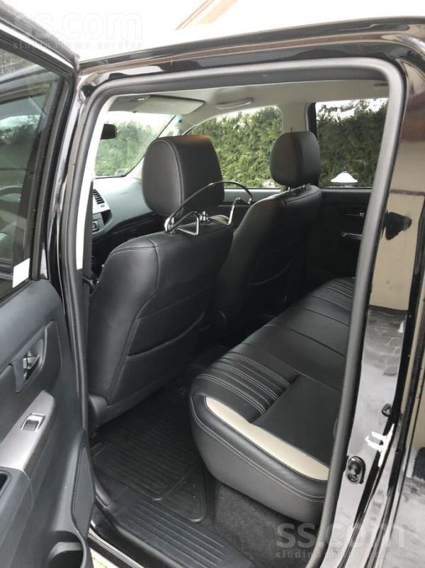Black Toyota Hilux 2015 in Jelgava, with an engine capacity of 3.00 L and mileage of 133 thousand km for 16000 €, photo 5 on AUTOMOTO.COM.LV
