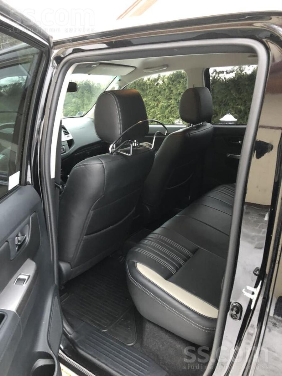 Black Toyota Hilux 2015 in Jelgava, with an engine capacity of 3.00 L and mileage of 133 thousand km for 16000 €, photo 6 on AUTOMOTO.COM.LV