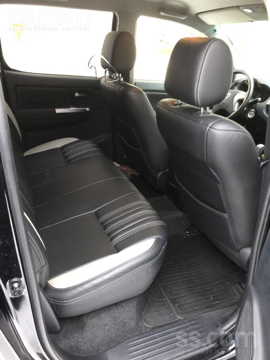 Black Toyota Hilux 2015 in Jelgava, with an engine capacity of 3.00 L and mileage of 133 thousand km for 16000 €, photo 7 on AUTOMOTO.COM.LV