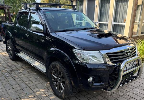 Black Toyota Hilux 2016 in Riga, with an engine capacity of 3.00 L and mileage of 330 thousand km for 21900 €, photo 2 on AUTOMOTO.COM.LV