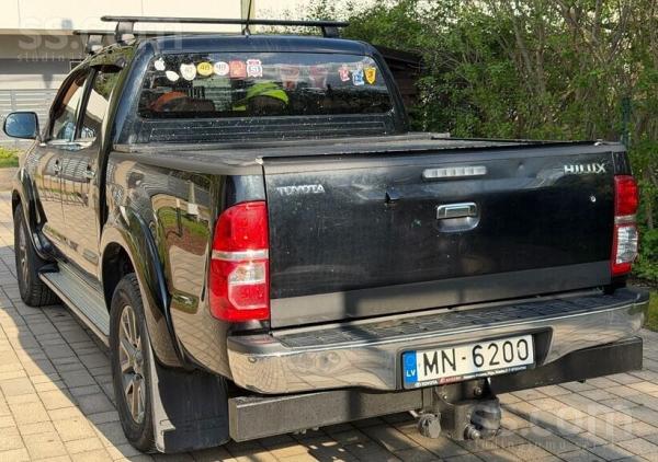 Black Toyota Hilux 2016 in Riga, with an engine capacity of 3.00 L and mileage of 330 thousand km for 21900 €, photo 3 on AUTOMOTO.COM.LV