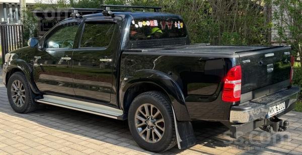 Black Toyota Hilux 2016 in Riga, with an engine capacity of 3.00 L and mileage of 330 thousand km for 21900 €, photo 4 on AUTOMOTO.COM.LV