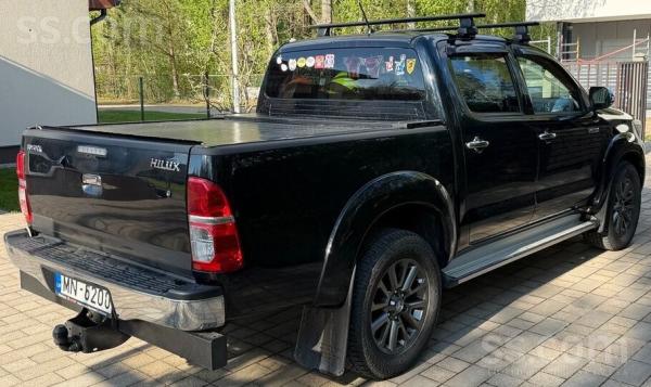 Black Toyota Hilux 2016 in Riga, with an engine capacity of 3.00 L and mileage of 330 thousand km for 21900 €, photo 5 on AUTOMOTO.COM.LV