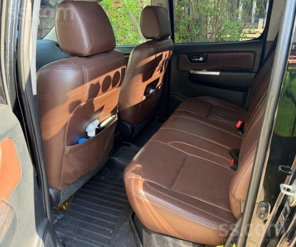 Black Toyota Hilux 2016 in Riga, with an engine capacity of 3.00 L and mileage of 330 thousand km for 21900 €, photo 6 on AUTOMOTO.COM.LV