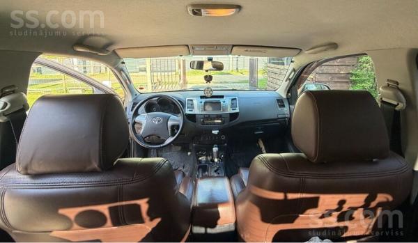 Black Toyota Hilux 2016 in Riga, with an engine capacity of 3.00 L and mileage of 330 thousand km for 21900 €, photo 7 on AUTOMOTO.COM.LV