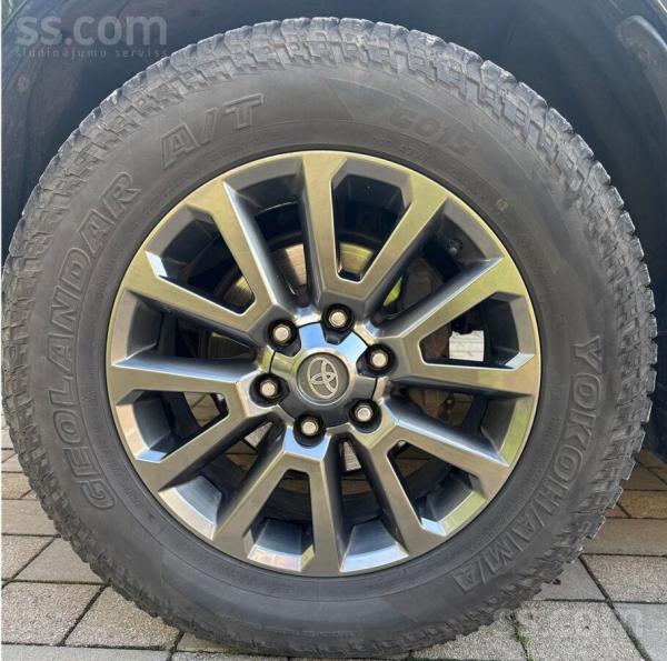 Black Toyota Hilux 2016 in Riga, with an engine capacity of 3.00 L and mileage of 330 thousand km for 21900 €, photo 10 on AUTOMOTO.COM.LV
