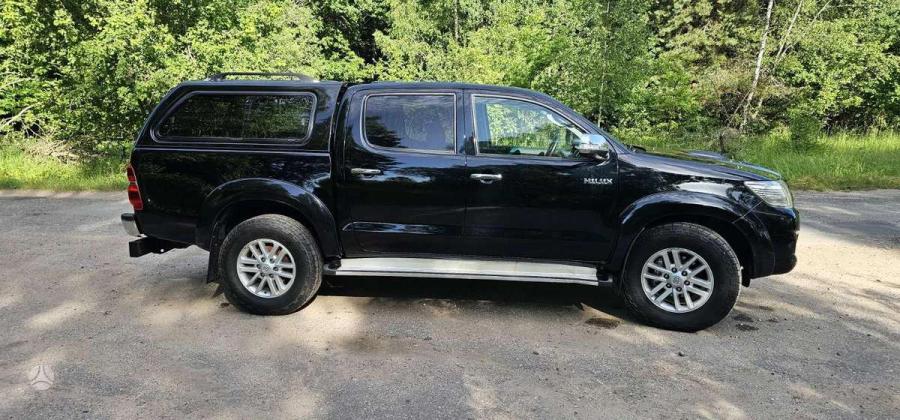 Black Toyota Hilux 2016 in Vilnius, with an engine capacity of 2.98 L and mileage of 225 thousand km for 18000 €, photo 6 on AUTOMOTO.COM.LV