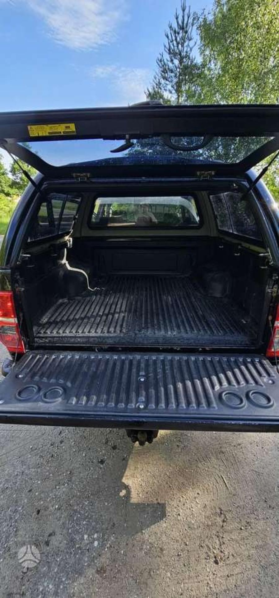 Black Toyota Hilux 2016 in Vilnius, with an engine capacity of 2.98 L and mileage of 225 thousand km for 18000 €, photo 13 on AUTOMOTO.COM.LV