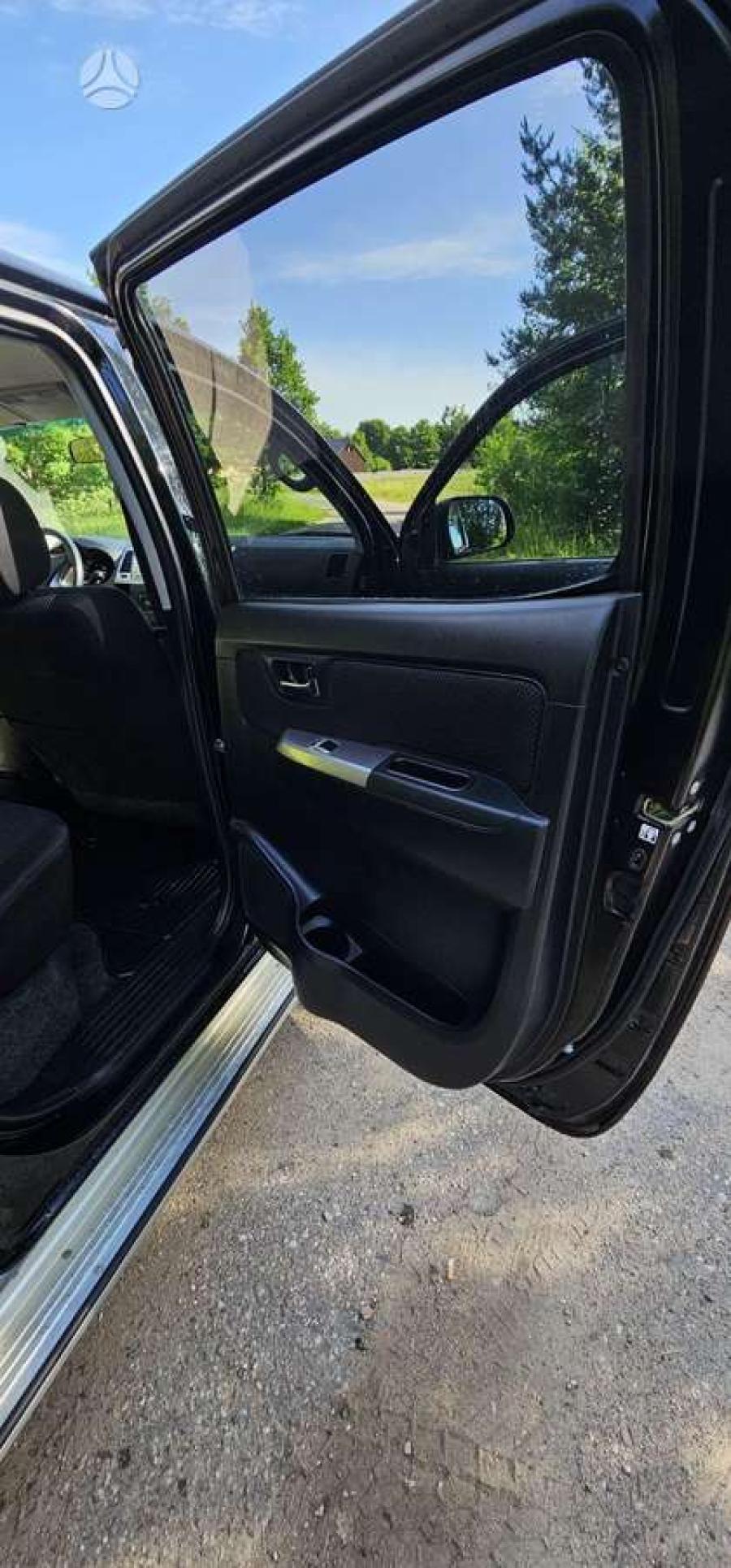 Black Toyota Hilux 2016 in Vilnius, with an engine capacity of 2.98 L and mileage of 225 thousand km for 18000 €, photo 15 on AUTOMOTO.COM.LV