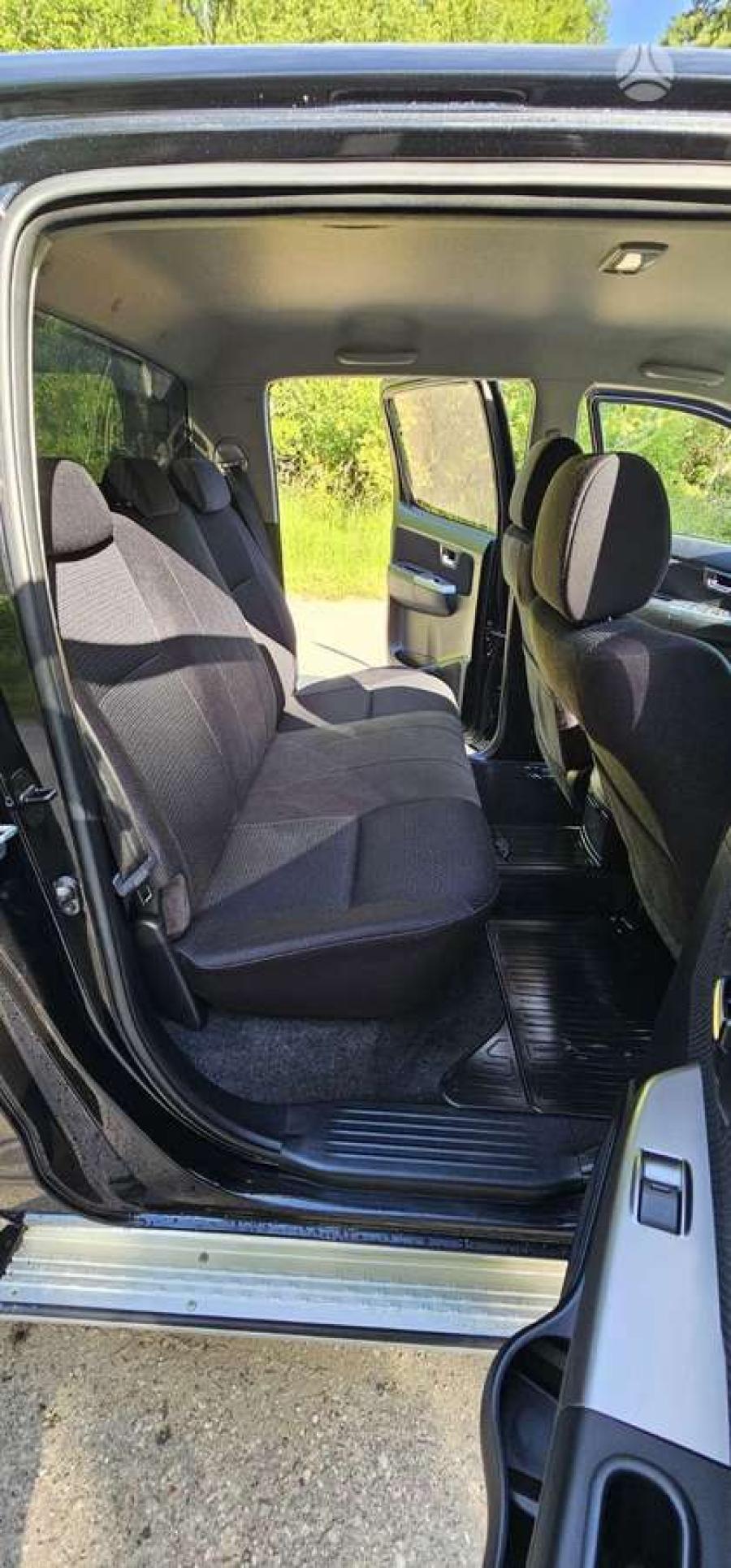 Black Toyota Hilux 2016 in Vilnius, with an engine capacity of 2.98 L and mileage of 225 thousand km for 18000 €, photo 17 on AUTOMOTO.COM.LV