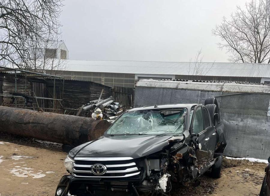 Black Toyota Hilux 2017 in Kedainiai, with an engine capacity of 2.40 L and mileage of 260 thousand km for 5929 €, photo 1 on AUTOMOTO.COM.LV