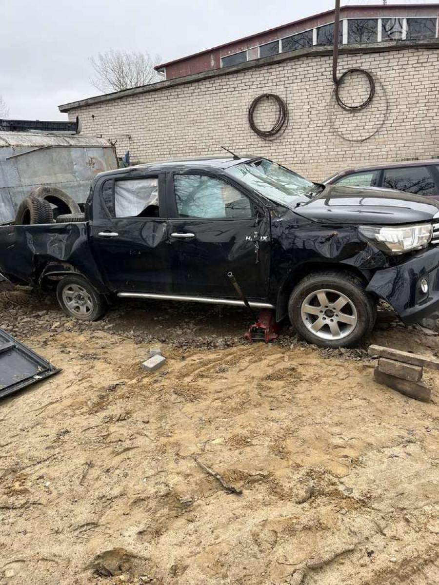 Black Toyota Hilux 2017 in Kedainiai, with an engine capacity of 2.40 L and mileage of 260 thousand km for 5929 €, photo 3 on AUTOMOTO.COM.LV