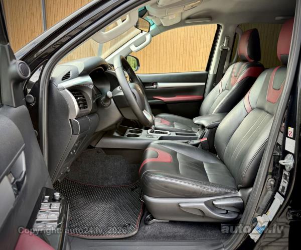 Black Toyota Hilux 2017 in Tallinn, with an engine capacity of 2.40 L and mileage of 142 thousand km for 32900 €, photo 10 on AUTOMOTO.COM.LV