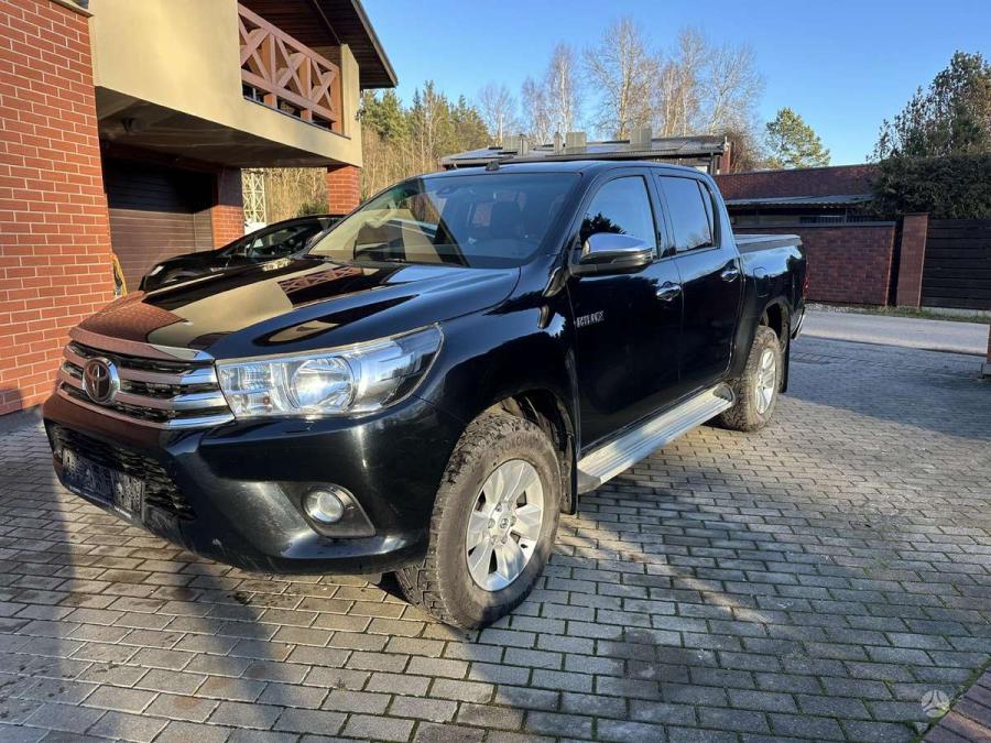 Black Toyota Hilux 2019 in Kaunas, with an engine capacity of 2.40 L and mileage of 199 thousand km for 20900 €, photo 3 on AUTOMOTO.COM.LV