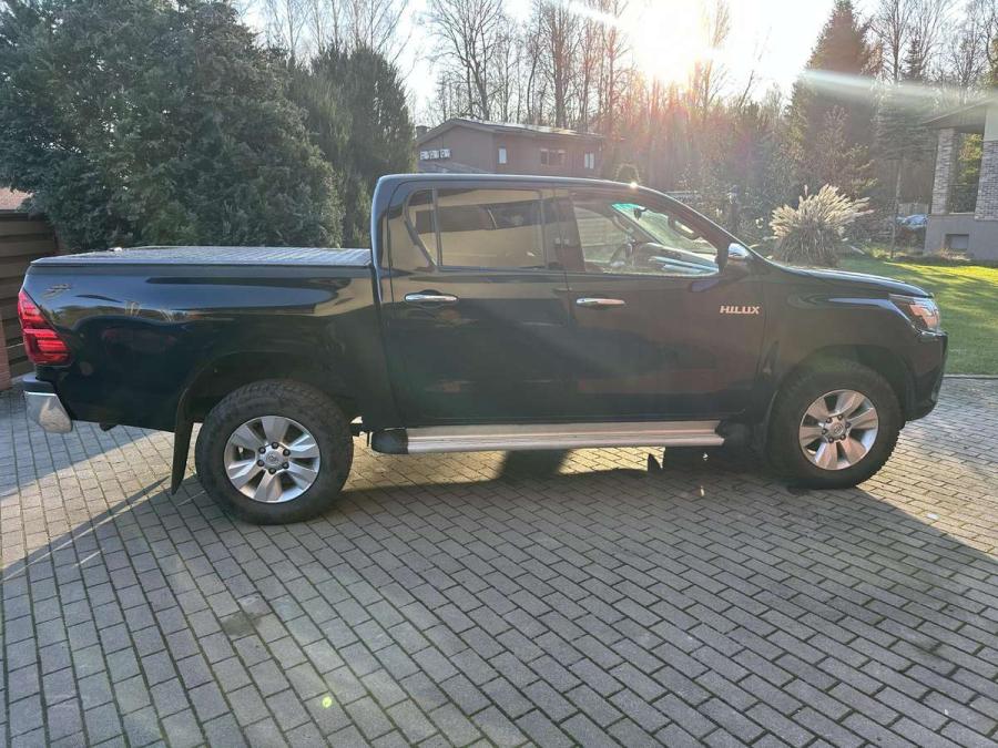 Black Toyota Hilux 2019 in Kaunas, with an engine capacity of 2.40 L and mileage of 199 thousand km for 20900 €, photo 5 on AUTOMOTO.COM.LV
