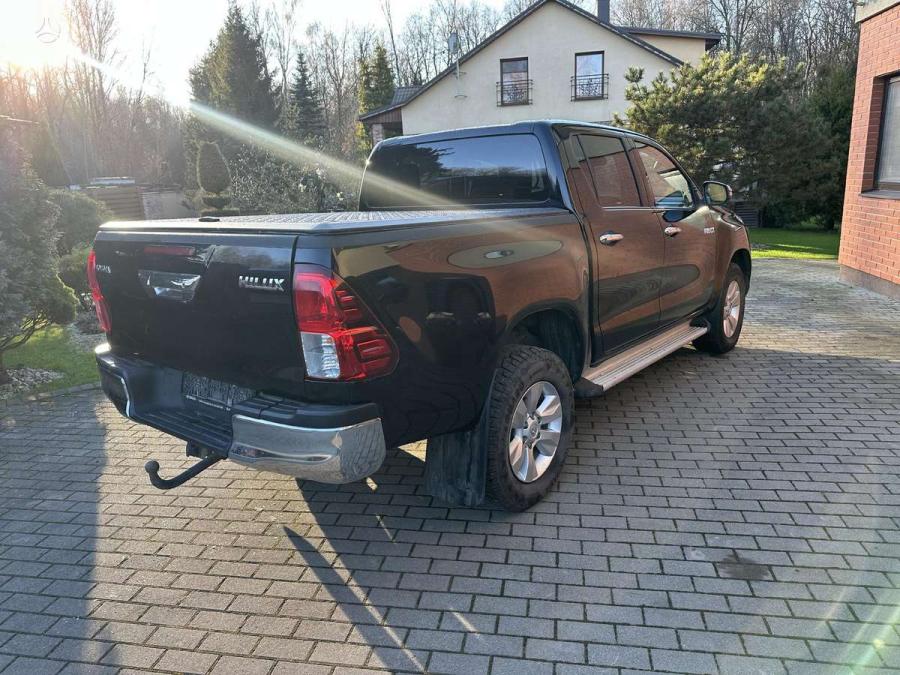 Black Toyota Hilux 2019 in Kaunas, with an engine capacity of 2.40 L and mileage of 199 thousand km for 20900 €, photo 6 on AUTOMOTO.COM.LV