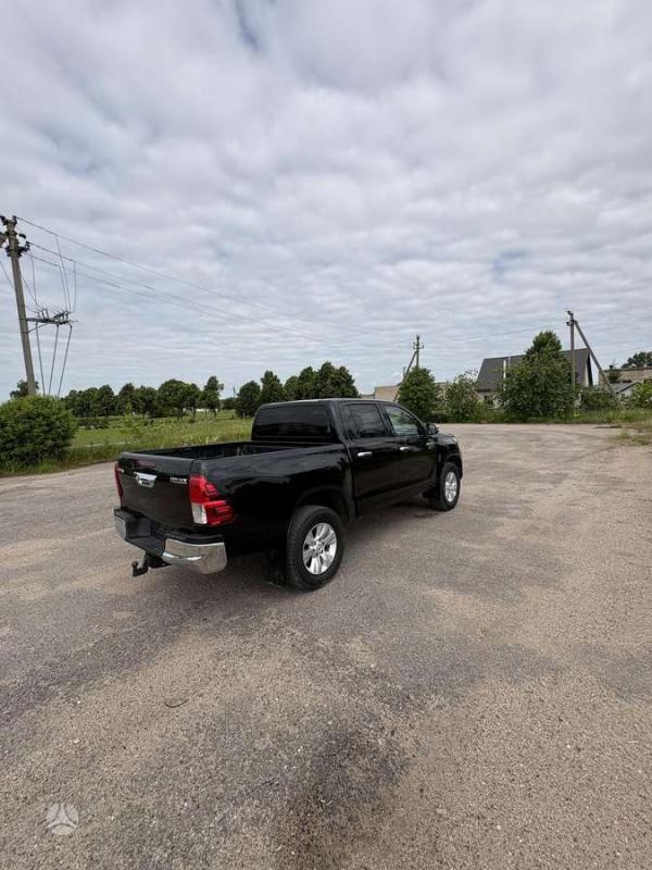 Black Toyota Hilux 2020 in Kedainiai, with an engine capacity of 2.40 L and mileage of 260 thousand km for 20933 €, photo 4 on AUTOMOTO.COM.LV