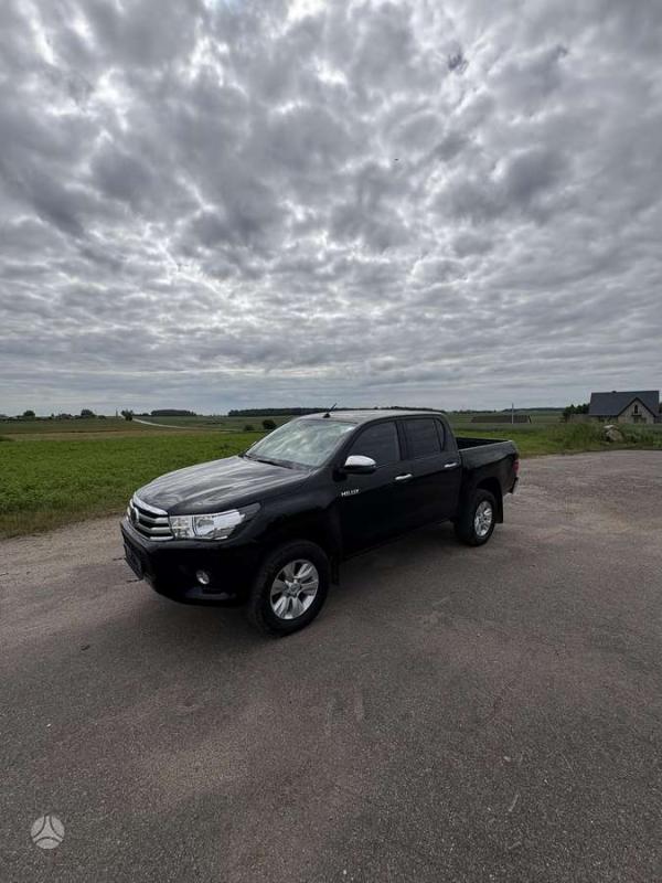 Black Toyota Hilux 2020 in Kedainiai, with an engine capacity of 2.40 L and mileage of 260 thousand km for 20933 €, photo 5 on AUTOMOTO.COM.LV