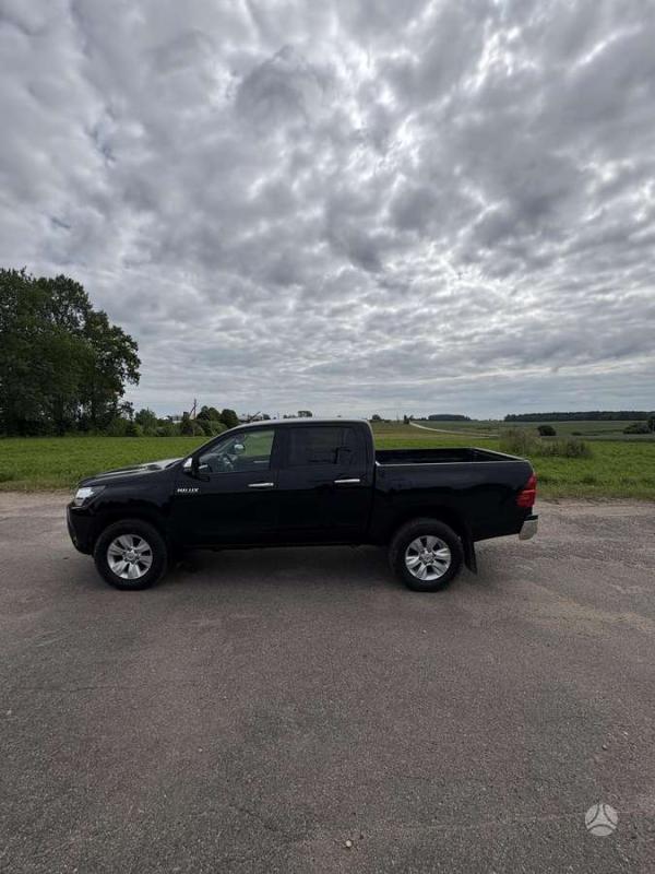 Black Toyota Hilux 2020 in Kedainiai, with an engine capacity of 2.40 L and mileage of 260 thousand km for 20933 €, photo 6 on AUTOMOTO.COM.LV