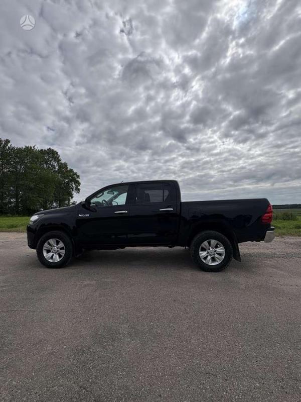 Black Toyota Hilux 2020 in Kedainiai, with an engine capacity of 2.40 L and mileage of 260 thousand km for 20933 €, photo 7 on AUTOMOTO.COM.LV