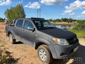 Melns Toyota Hilux 2006 Rīga, ar dzinēja tilpumu 2.50 L un nobraukumu 400 tūkst. km par 6000 €, foto  vietnē AUTOMOTO.COM.LV