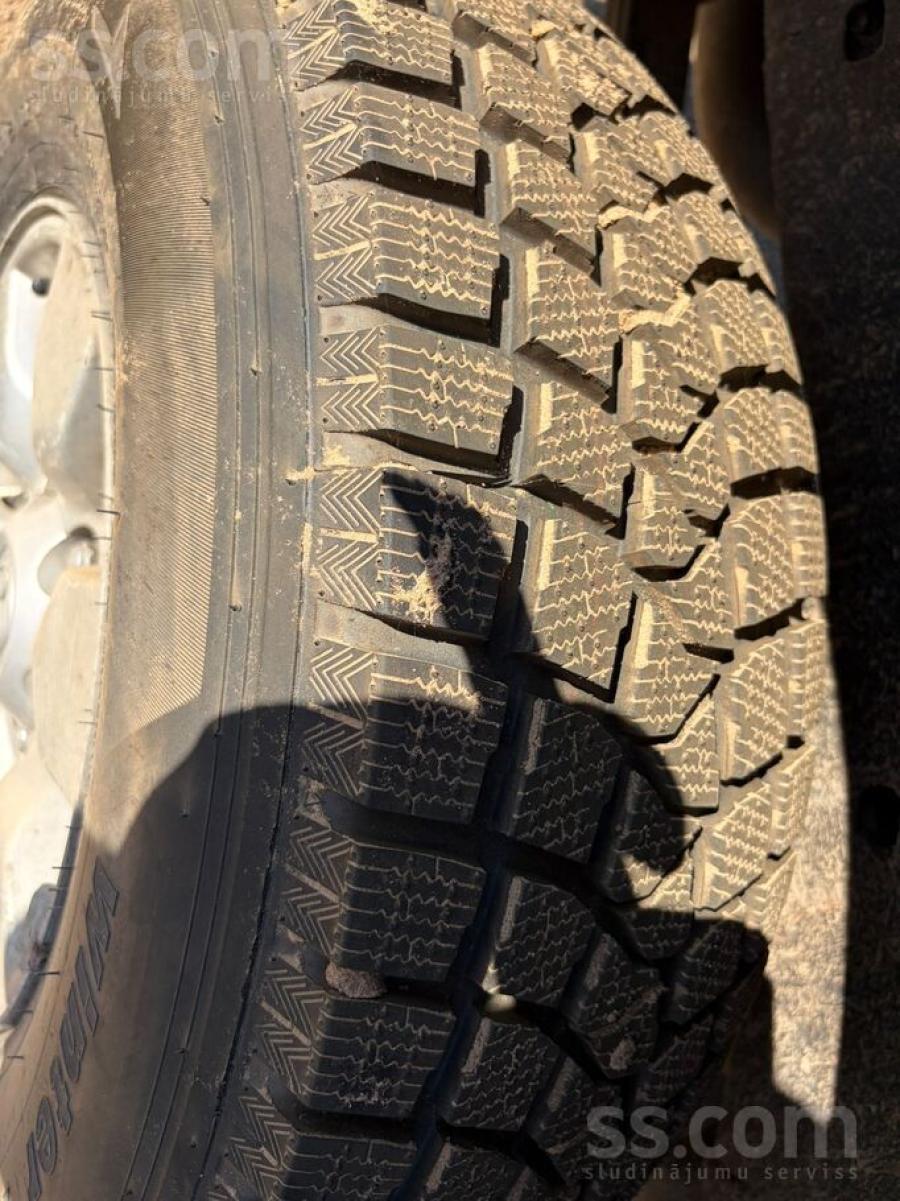 Melns Toyota Hilux 2006 Rīga, ar dzinēja tilpumu 2.50 L un nobraukumu 400 tūkst. km par 6000 €, foto 4 vietnē AUTOMOTO.COM.LV