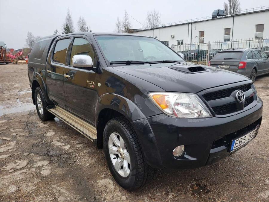 Black Toyota Hilux 2007 in Klaipeda, with an engine capacity of 2.49 L and mileage of 376 thousand km for 11100 €, photo 2 on AUTOMOTO.COM.LV
