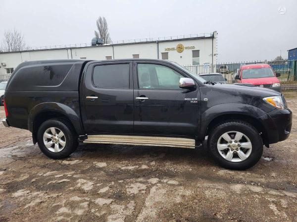 Black Toyota Hilux 2007 in Klaipeda, with an engine capacity of 2.49 L and mileage of 376 thousand km for 11100 €, photo 3 on AUTOMOTO.COM.LV