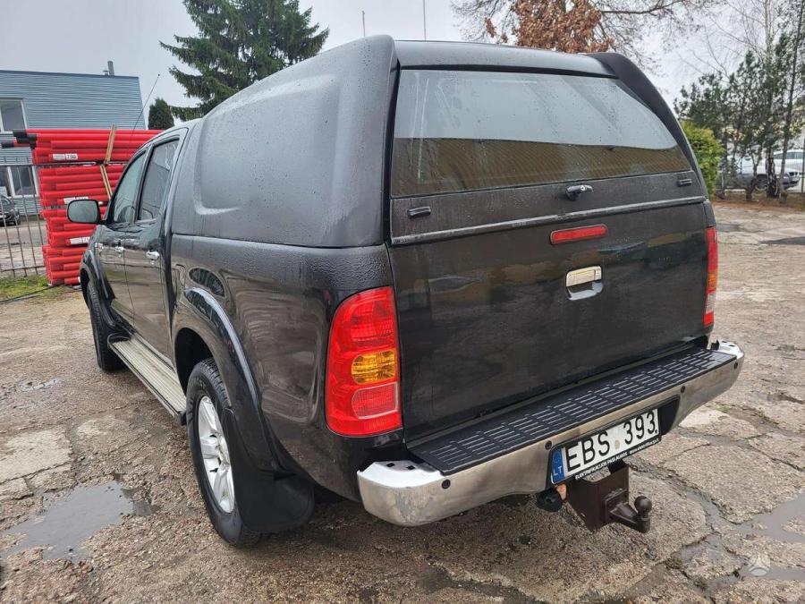 Black Toyota Hilux 2007 in Klaipeda, with an engine capacity of 2.49 L and mileage of 376 thousand km for 11100 €, photo 6 on AUTOMOTO.COM.LV