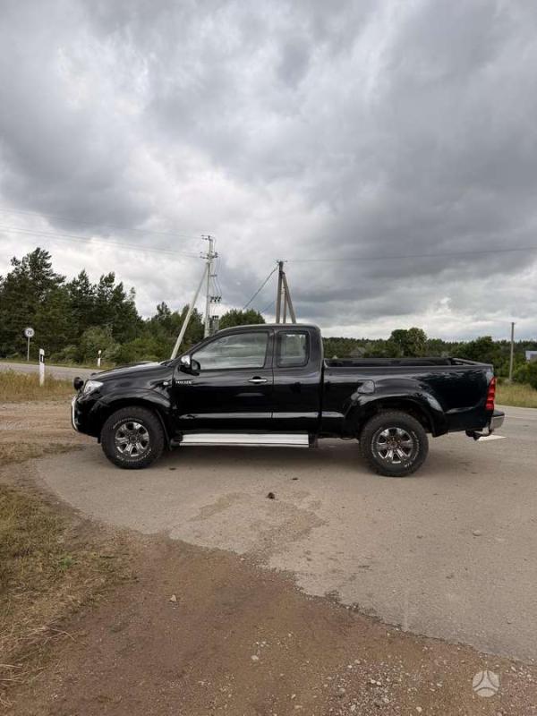 Black Toyota Hilux 2008 in Alytus, with an engine capacity of 2.49 L and mileage of 393 thousand km for 10000 €, photo 2 on AUTOMOTO.COM.LV