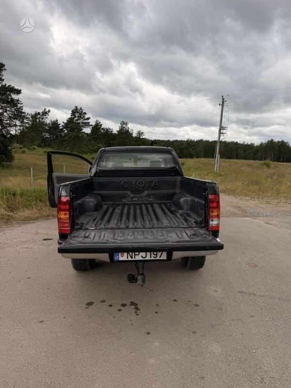 Black Toyota Hilux 2008 in Alytus, with an engine capacity of 2.49 L and mileage of 393 thousand km for 10000 €, photo 9 on AUTOMOTO.COM.LV