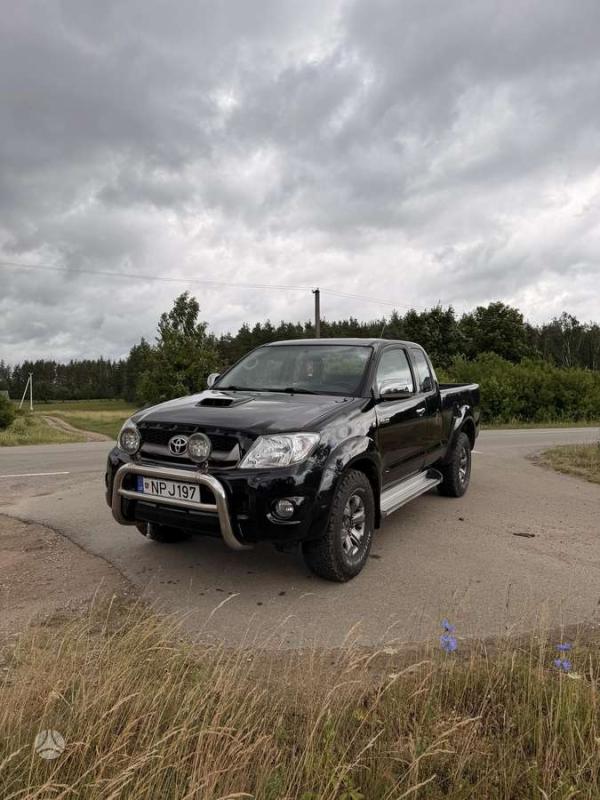 Melns Toyota Hilux 2008 Alīta, ar dzinēja tilpumu 2.49 L un nobraukumu 393 tūkst. km par 10000 €, foto 1 vietnē AUTOMOTO.COM.LV