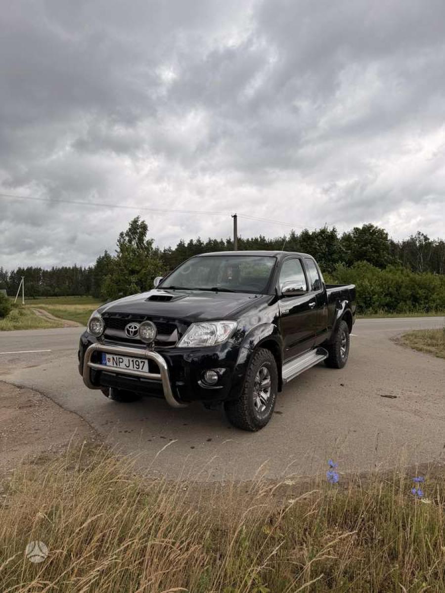 Black Toyota Hilux 2008 in Alytus, with an engine capacity of 2.49 L and mileage of 393 thousand km for 10000 €, photo 1 on AUTOMOTO.COM.LV
