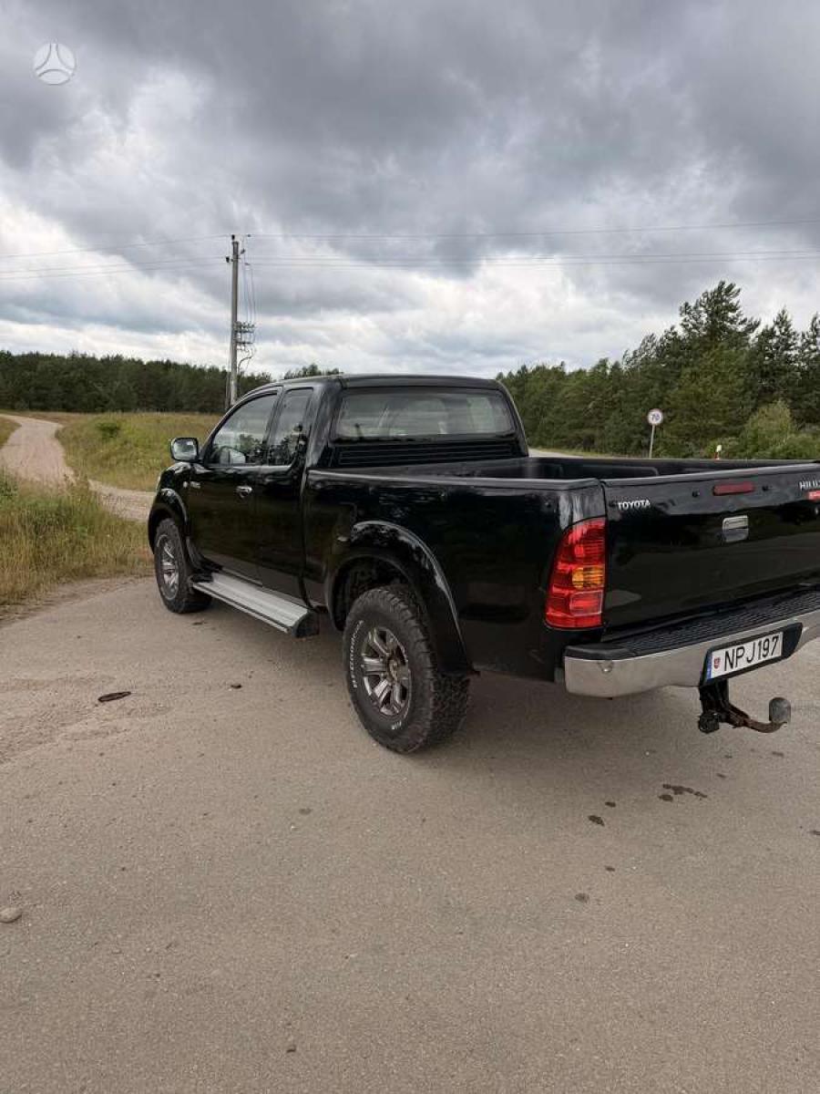 Black Toyota Hilux 2008 in Alytus, with an engine capacity of 2.49 L and mileage of 393 thousand km for 10000 €, photo 4 on AUTOMOTO.COM.LV