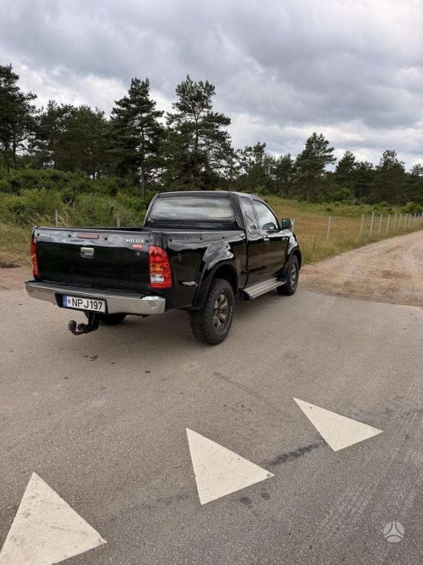 Melns Toyota Hilux 2008 Alīta, ar dzinēja tilpumu 2.49 L un nobraukumu 393 tūkst. km par 10000 €, foto 4 vietnē AUTOMOTO.COM.LV