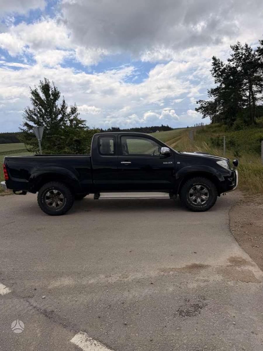 Black Toyota Hilux 2008 in Alytus, with an engine capacity of 2.49 L and mileage of 393 thousand km for 10000 €, photo 6 on AUTOMOTO.COM.LV