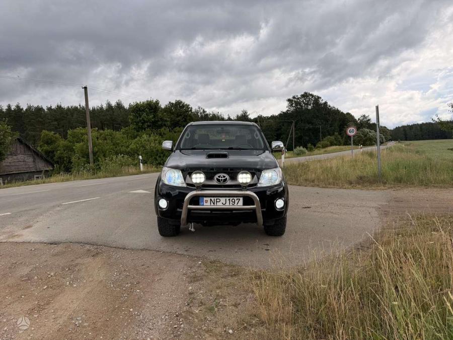 Black Toyota Hilux 2008 in Alytus, with an engine capacity of 2.49 L and mileage of 393 thousand km for 10000 €, photo 8 on AUTOMOTO.COM.LV