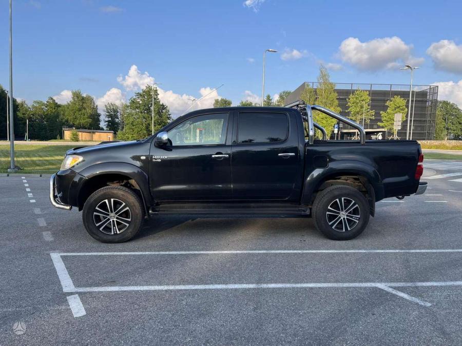 Melns Toyota Hilux 2008 Cēsis, ar dzinēja tilpumu 2.49 L un nobraukumu 289 tūkst. km par 10490 €, foto 9 vietnē AUTOMOTO.COM.LV