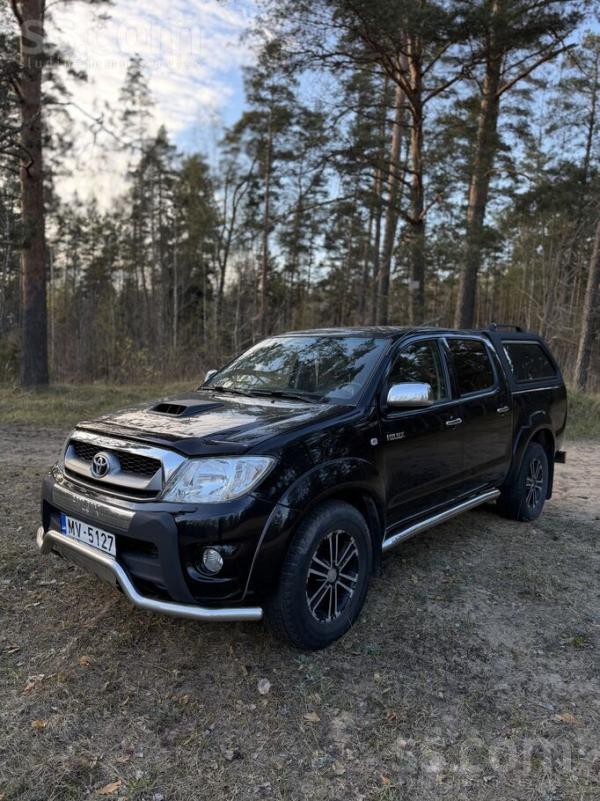 Black Toyota Hilux 2011 in Riga, with an engine capacity of 3.00 L and mileage of 317 thousand km for 10000 €, photo 1 on AUTOMOTO.COM.LV