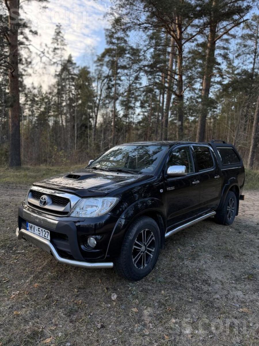 Black Toyota Hilux 2011 in Riga, with an engine capacity of 3.00 L and mileage of 317 thousand km for 10000 €, photo 1 on AUTOMOTO.COM.LV