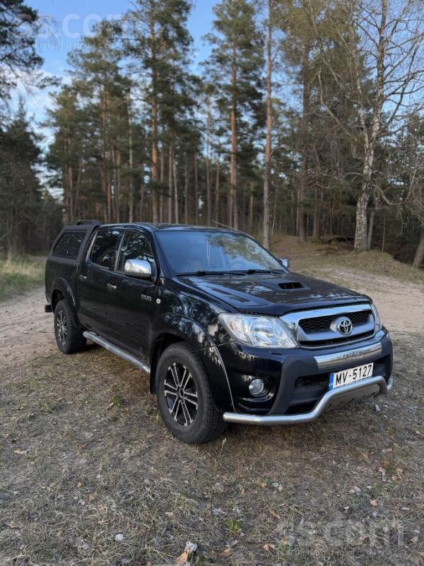 Black Toyota Hilux 2011 in Riga, with an engine capacity of 3.00 L and mileage of 317 thousand km for 10000 €, photo 2 on AUTOMOTO.COM.LV