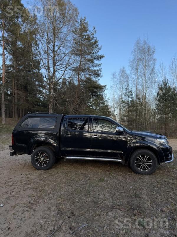 Black Toyota Hilux 2011 in Riga, with an engine capacity of 3.00 L and mileage of 317 thousand km for 10000 €, photo 3 on AUTOMOTO.COM.LV